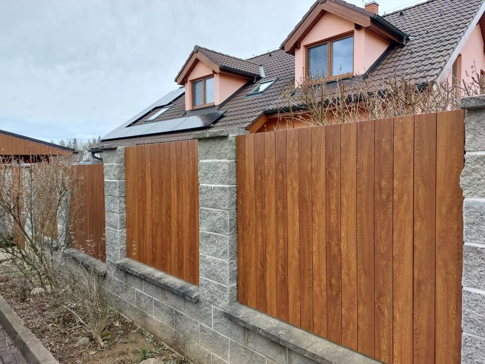 Plastový plot v designu dřeva | Plotypalubky.cz